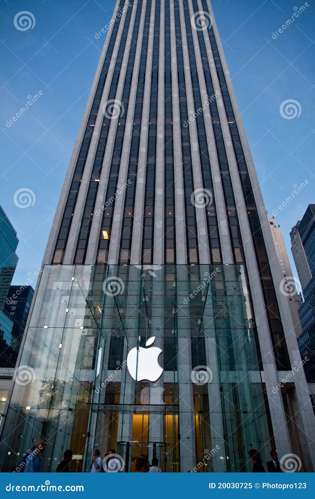 Apple Store at Fifth Avenue Editorial Image - Image of ipad2, avenue ...