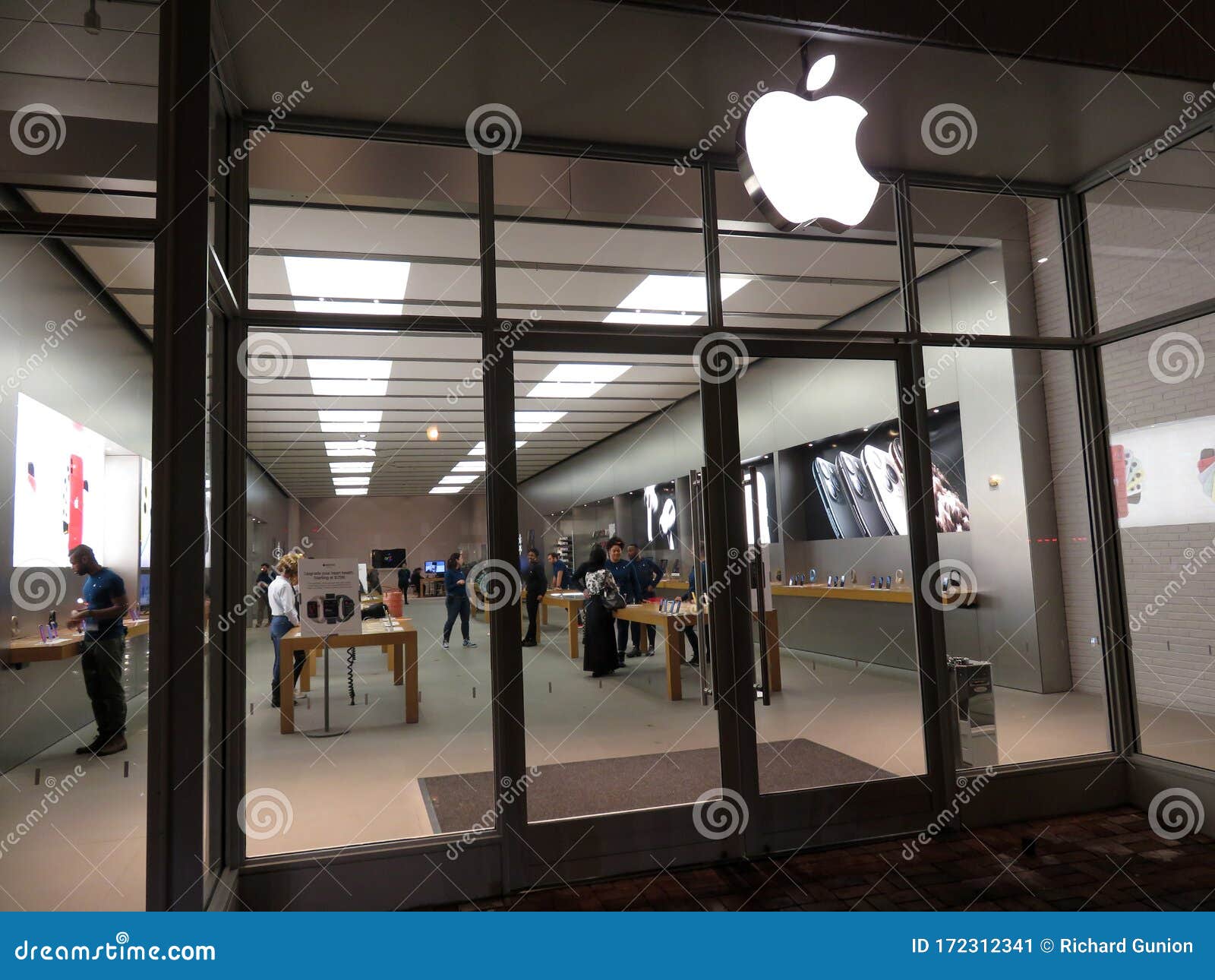 Apple Store in Georgetown at Night Editorial Photo - Image of night ...