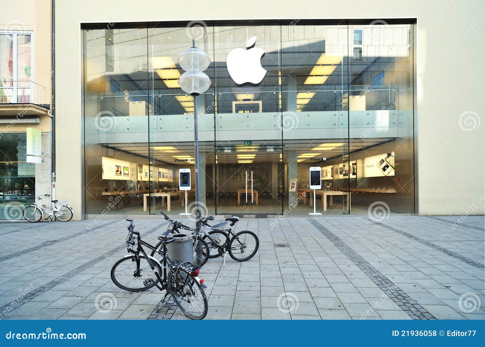 Apple store in Munich editorial stock photo. Image of software - 21936058