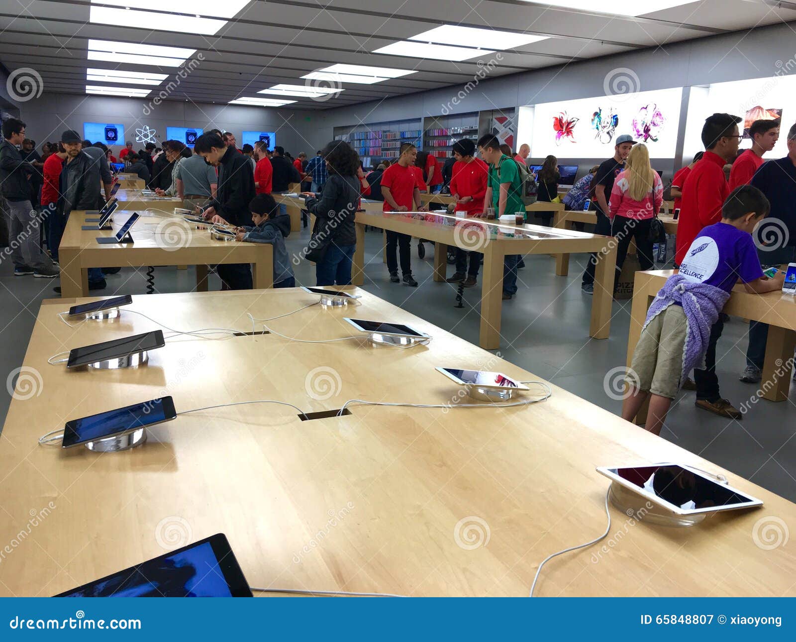 Apple Store editorial photography. Image of ipad, shopping - 65848807