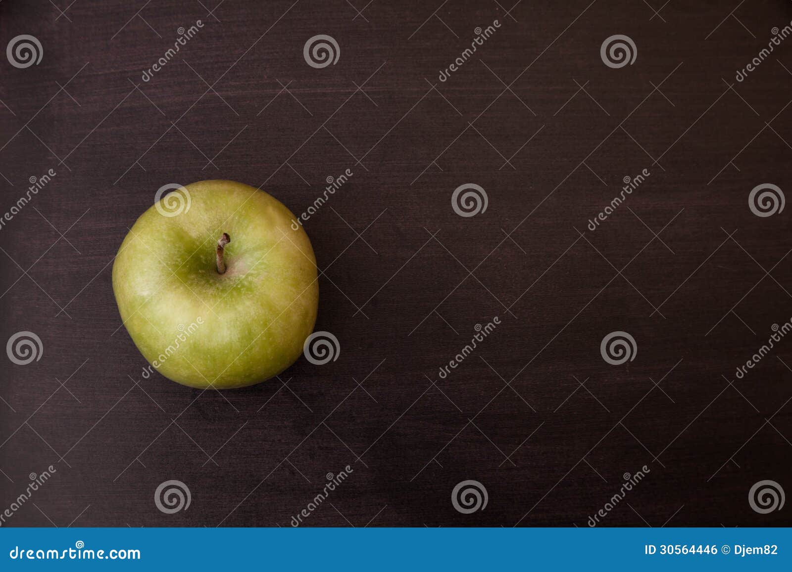 Apple sur le tableau. photo stock. Image du conseiller - 30564446