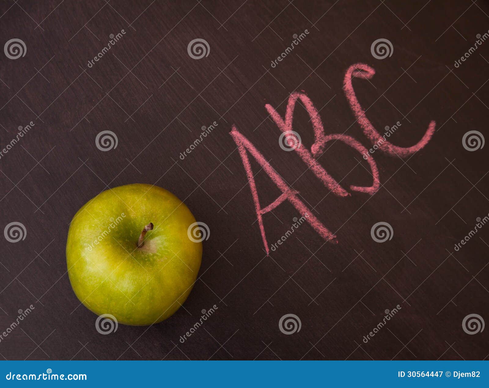 Apple sur le tableau. image stock. Image du tableau, éducateur - 30564447