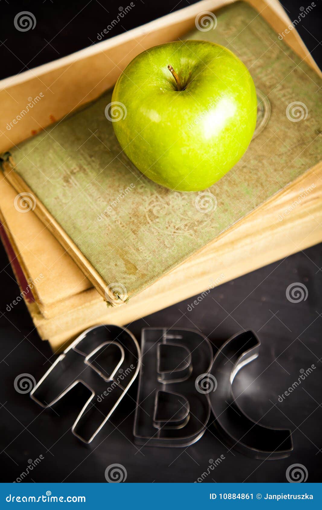 Apple sur un tableau noir image stock. Image du apprendre - 10884861