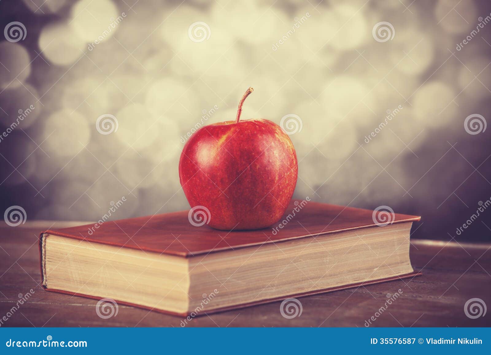 Apple y el libro. imagen de archivo. Imagen de viejo - 35576587