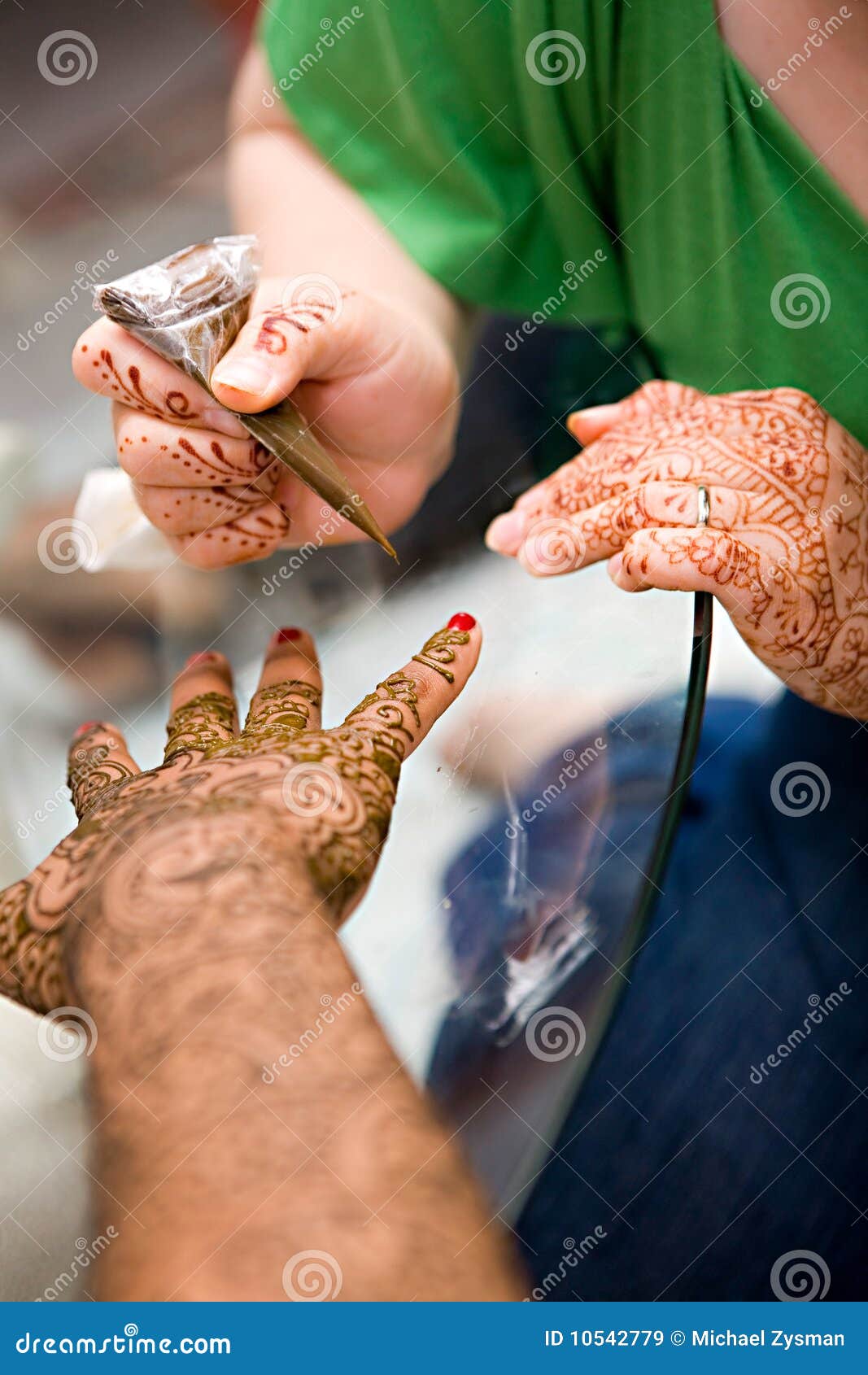 Applying Henna stock image. Image of spices, artist, hands - 10542779