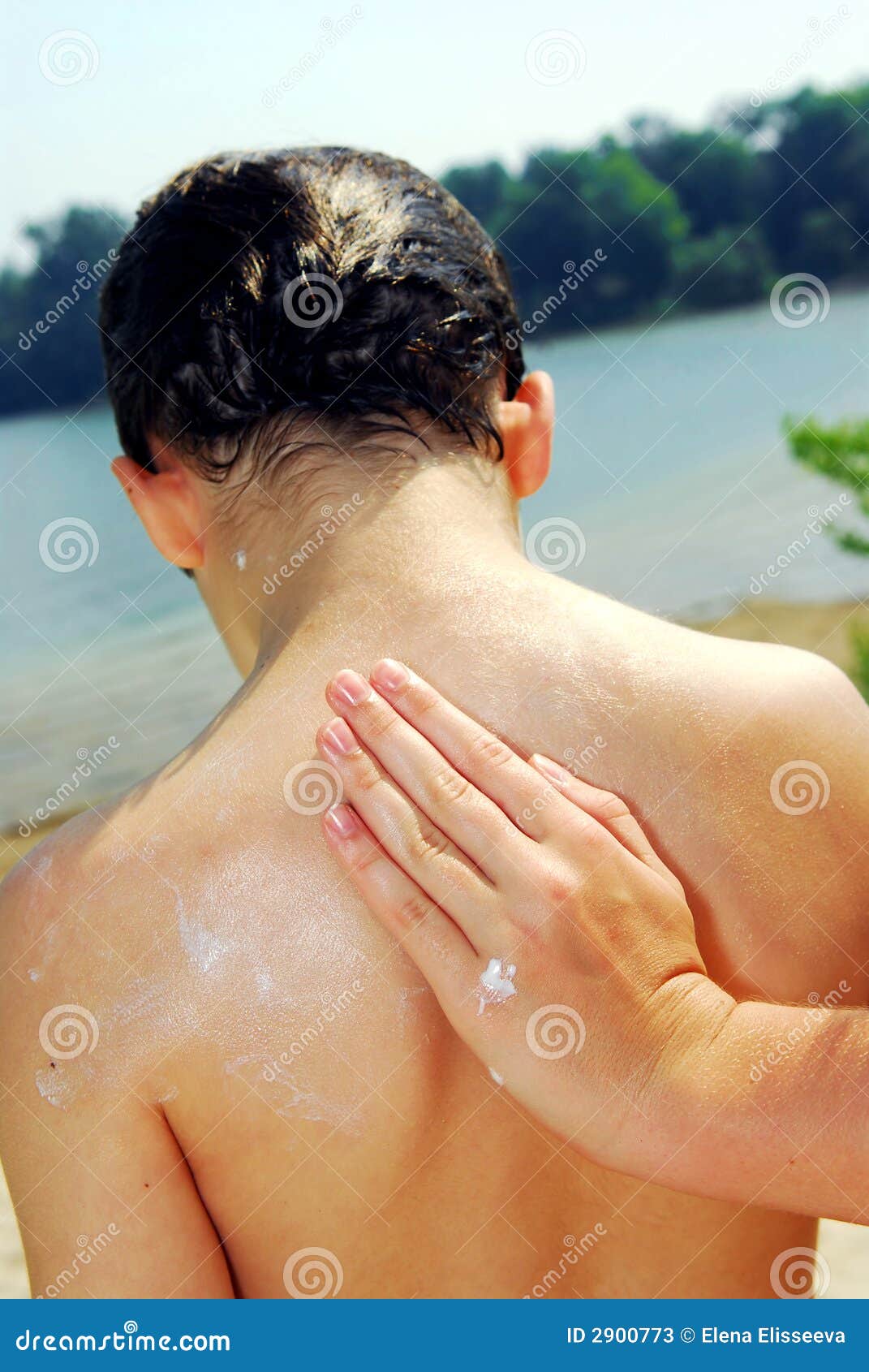 Applying sunscreen stock image. Image of radiation, child - 2900773