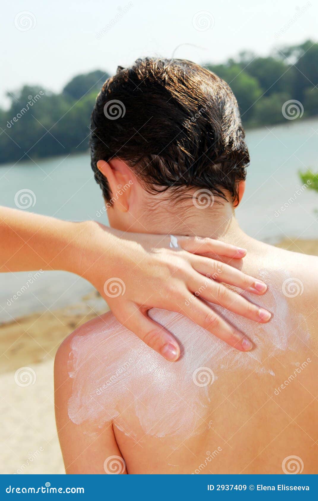 Applying sunscreen stock image. Image of help, holidays - 2937409