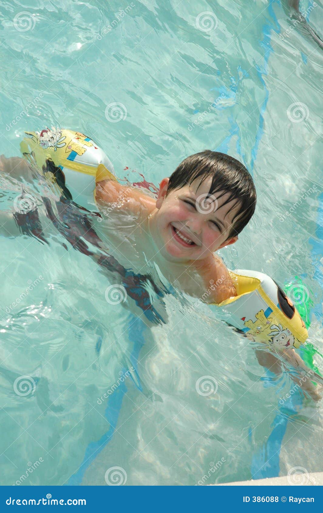 Apprenant comment nager photo stock. Image du piqué, crabot - 386088