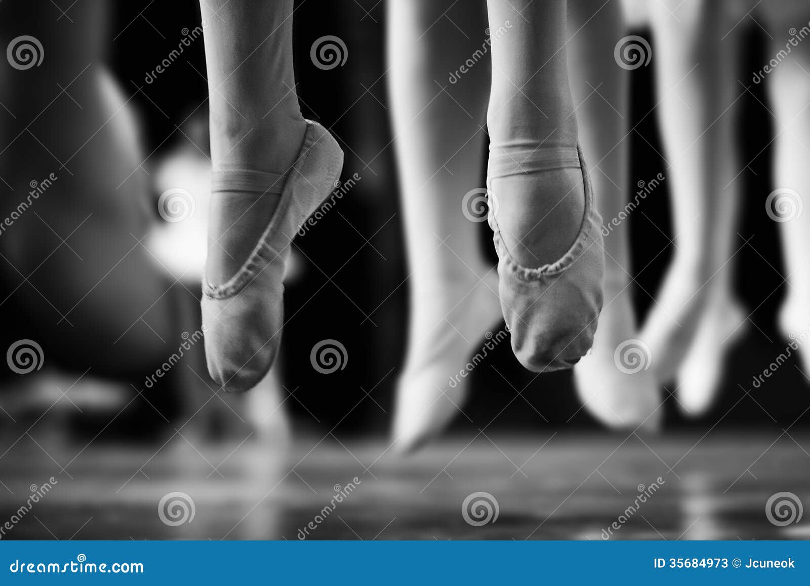 Apprendimento ballare 3 immagine stock. Immagine di ballerina - 35684973