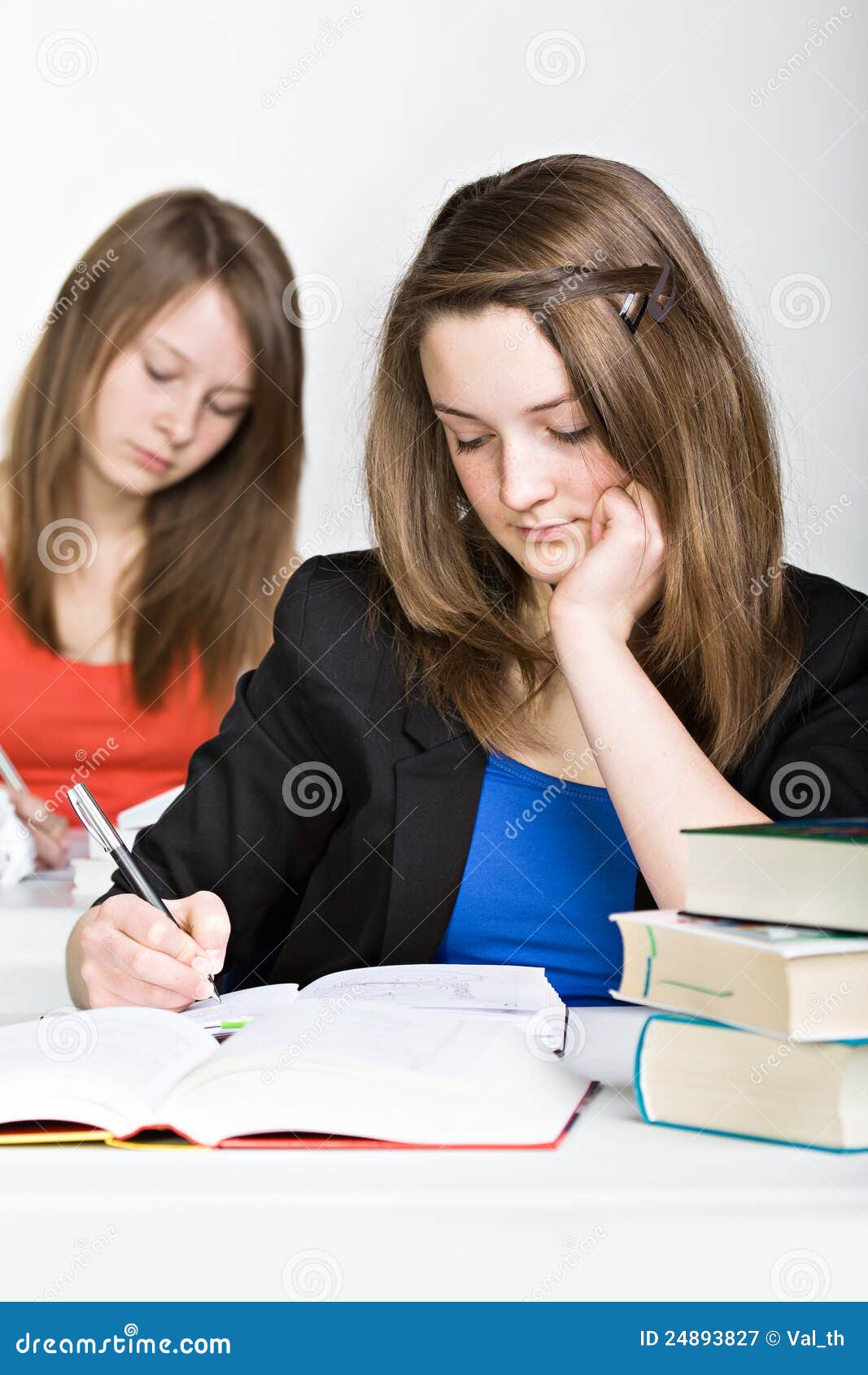 Apprendimento Della Scolara Immagine Stock - Immagine di aula, lettura ...