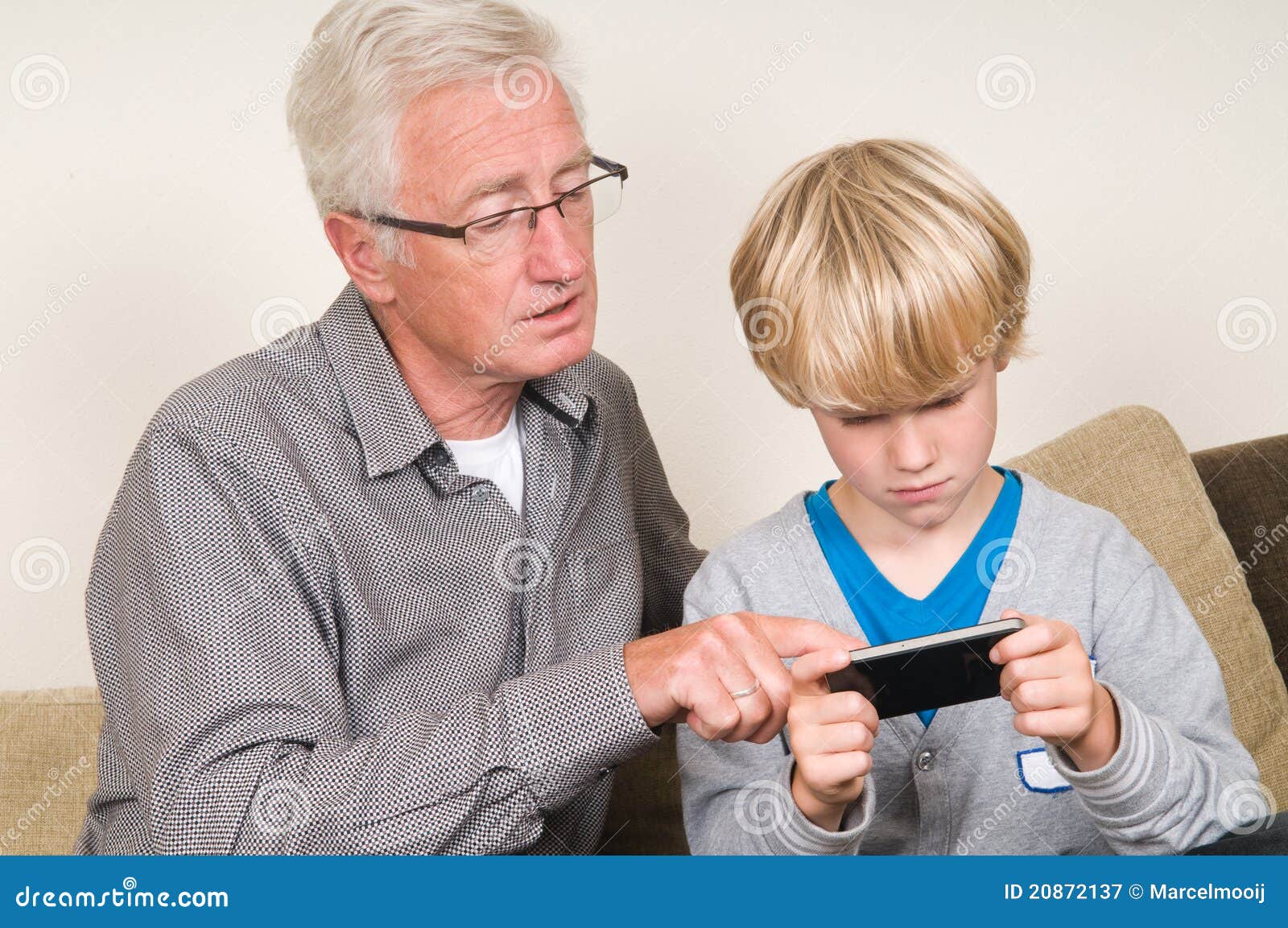 Apprendimento Usare Uno Smartphone Immagine Stock - Immagine di ...