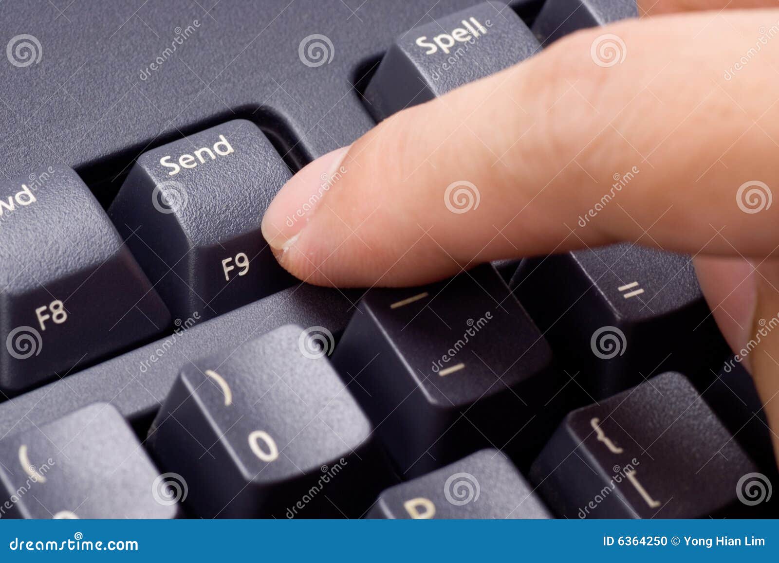 Appuyer De Doigt Envoient Le Bouton Photo stock - Image du envoyez ...