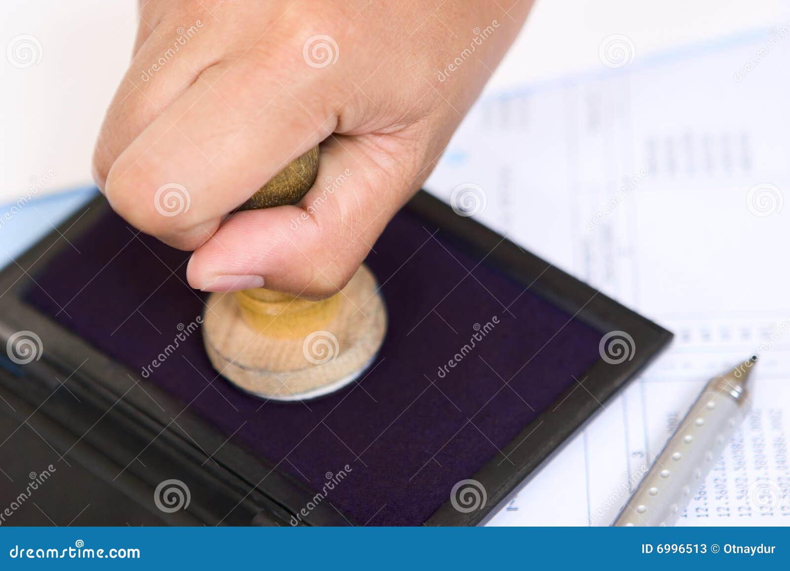 Appuyer L'estampille Sur La Garniture D'estampille Image stock - Image ...