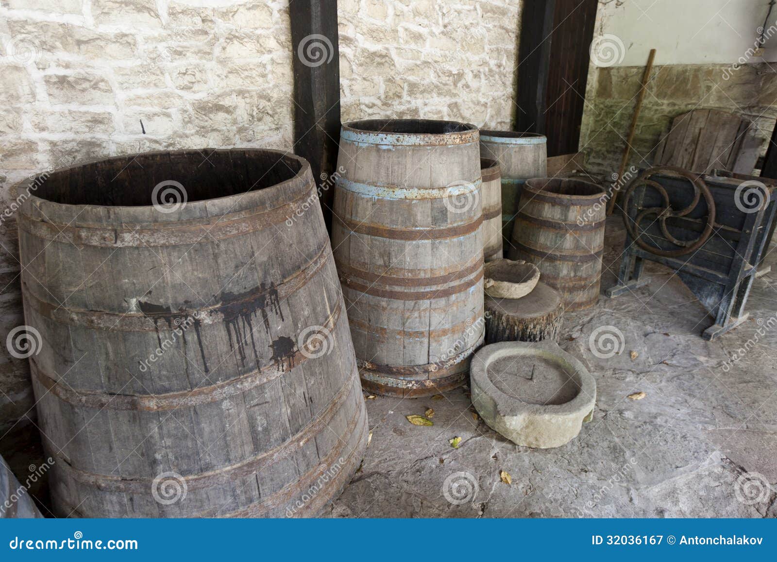 Apra I Vecchi Barilotti Di Legno Immagine Stock - Immagine di enorme ...