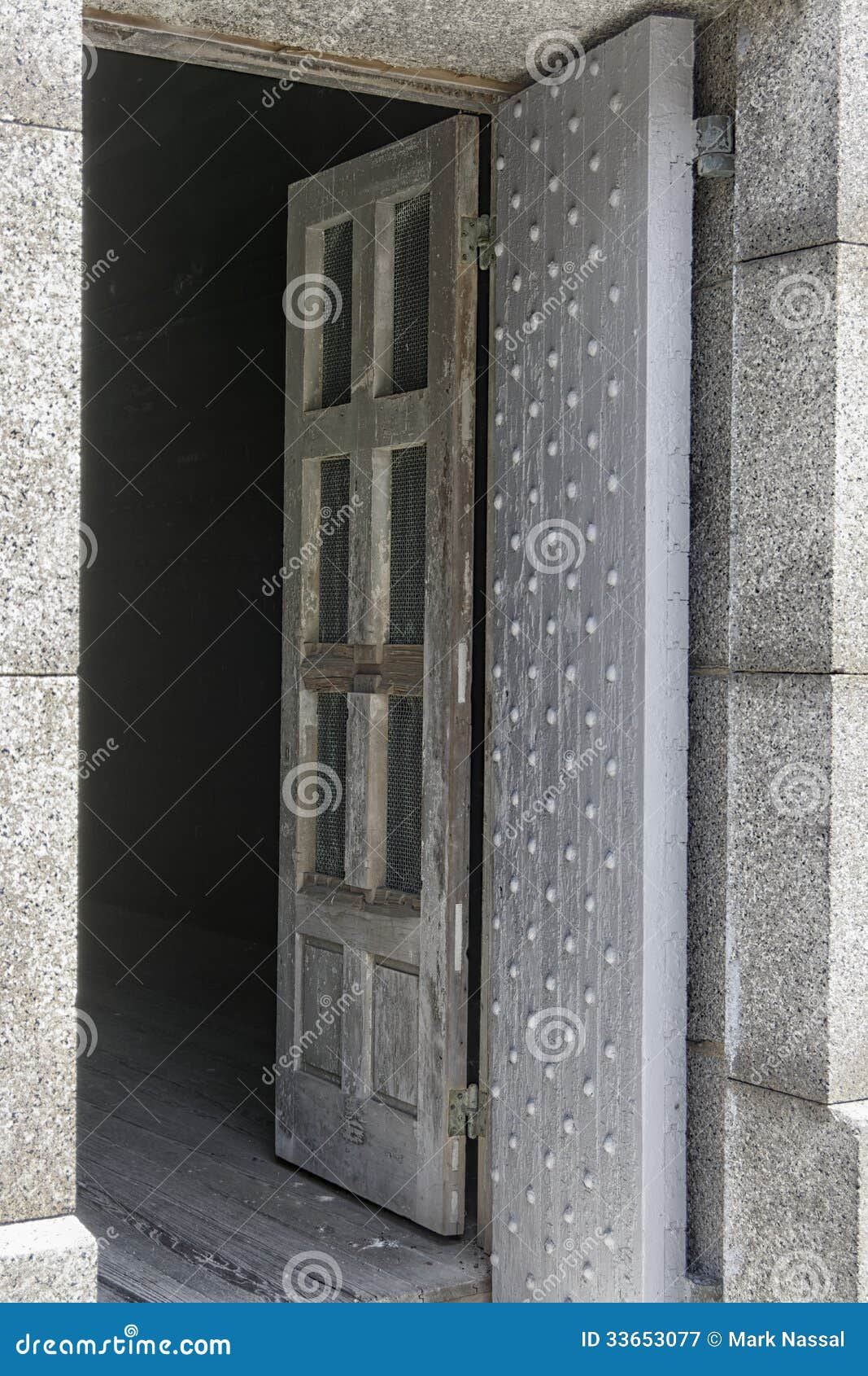 Apra La Porta E L'otturatore Fortificati Fotografia Editoriale ...