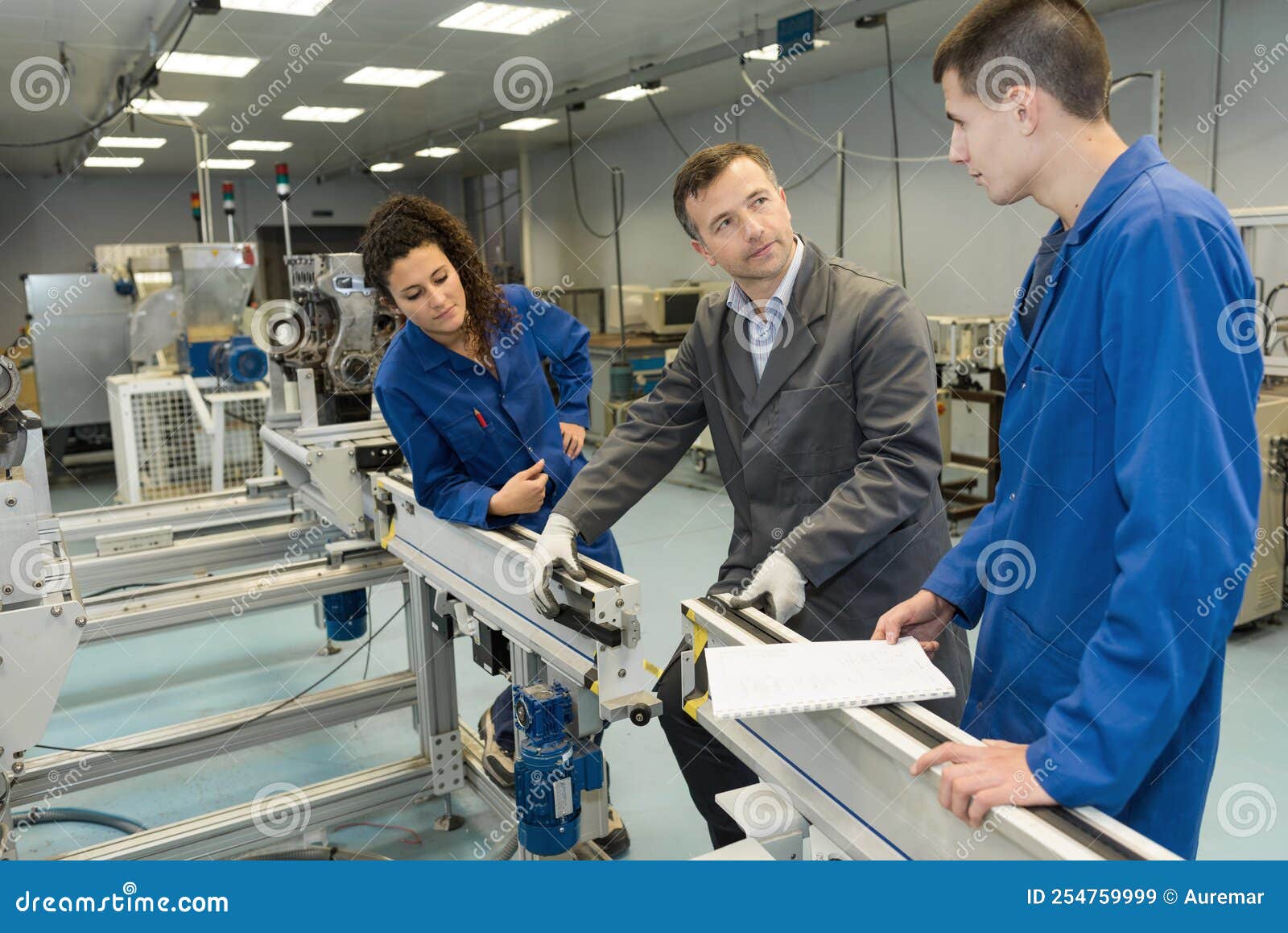 Aprendices De Retrato Conectando Correa Transportadora Imagen de ...