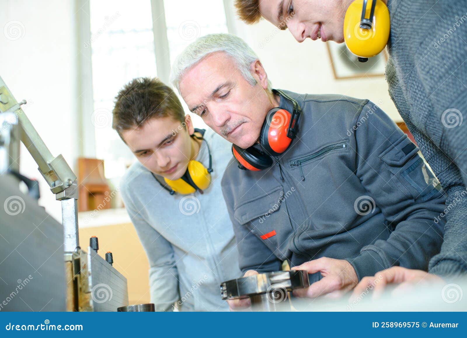 Aprendices Que Trabajan Con Madera Imagen de archivo - Imagen de ...