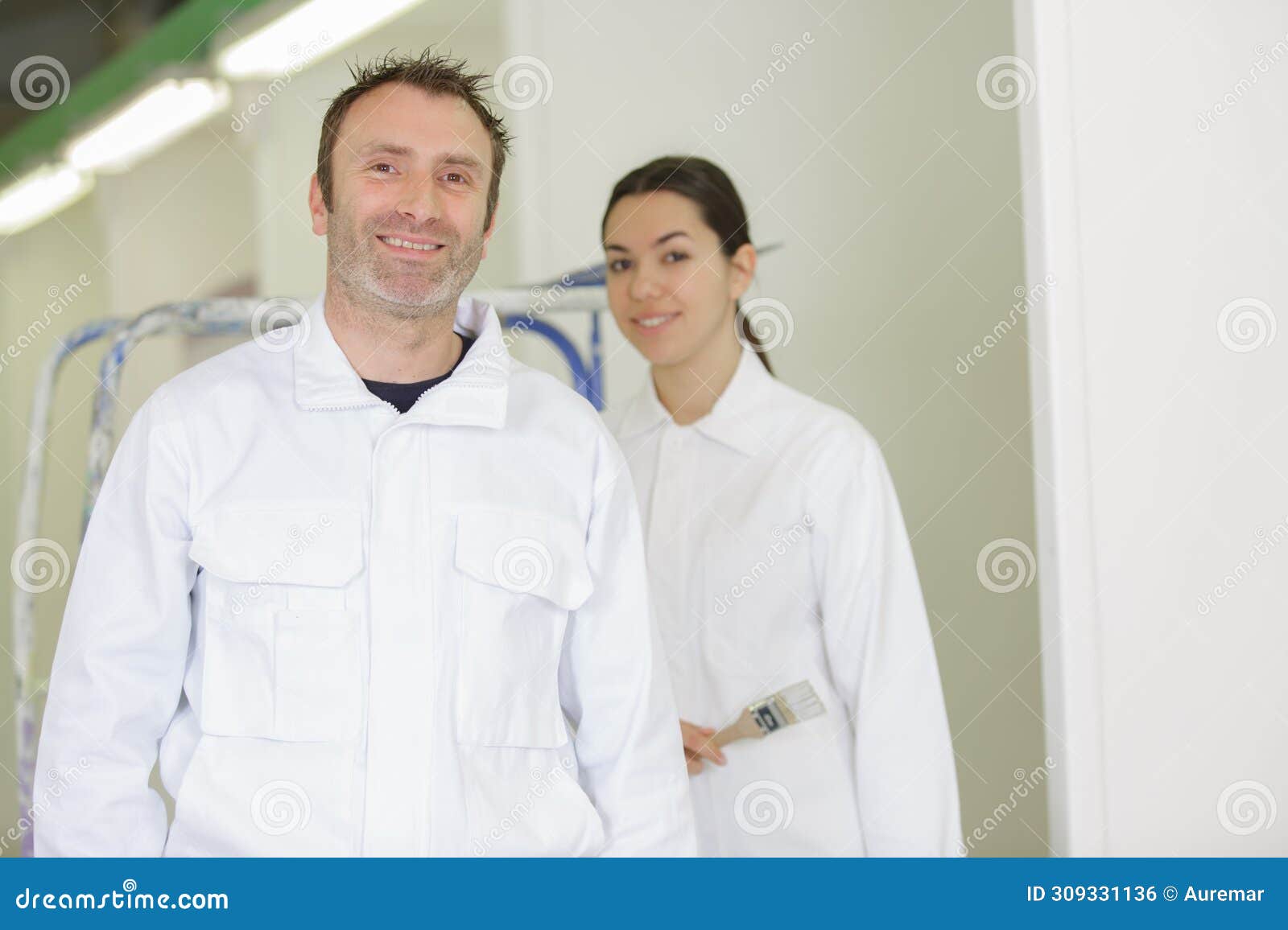 Aprendiz Eligiendo El Color Correcto Foto de archivo - Imagen de mujer ...