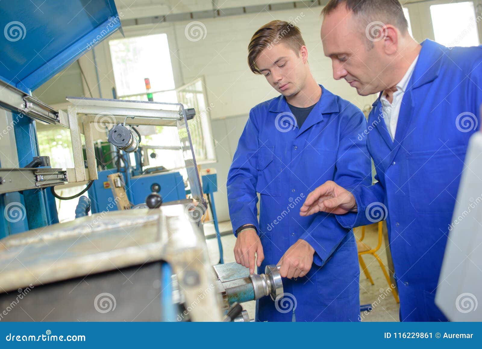 Aprendiz Que Habla Con El Instructor Imagen de archivo - Imagen de ...