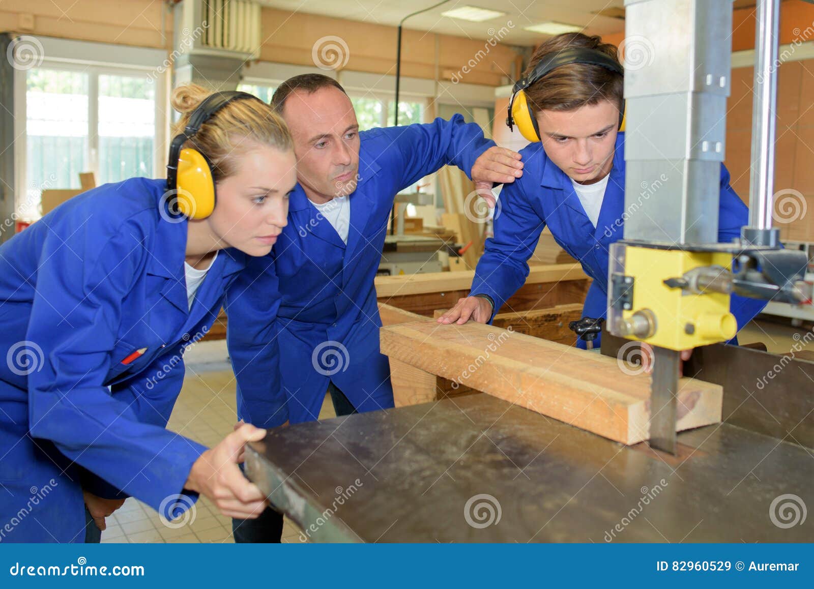 Aprendiz Que Hace El Corte Exacto Imagen de archivo - Imagen de ...