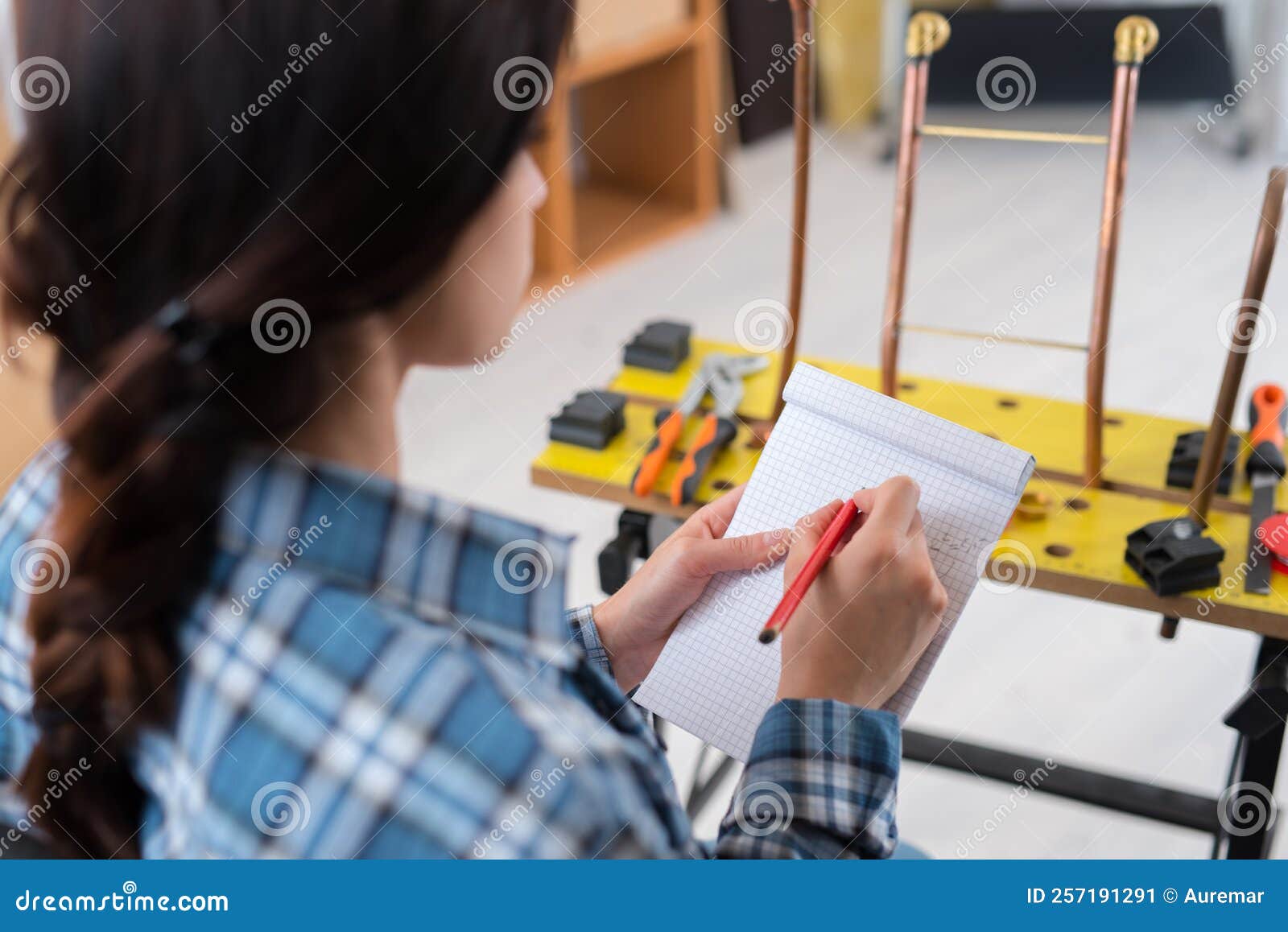 Aprendiz Tomando Nota De Lo Que Observa Imagen de archivo - Imagen de ...