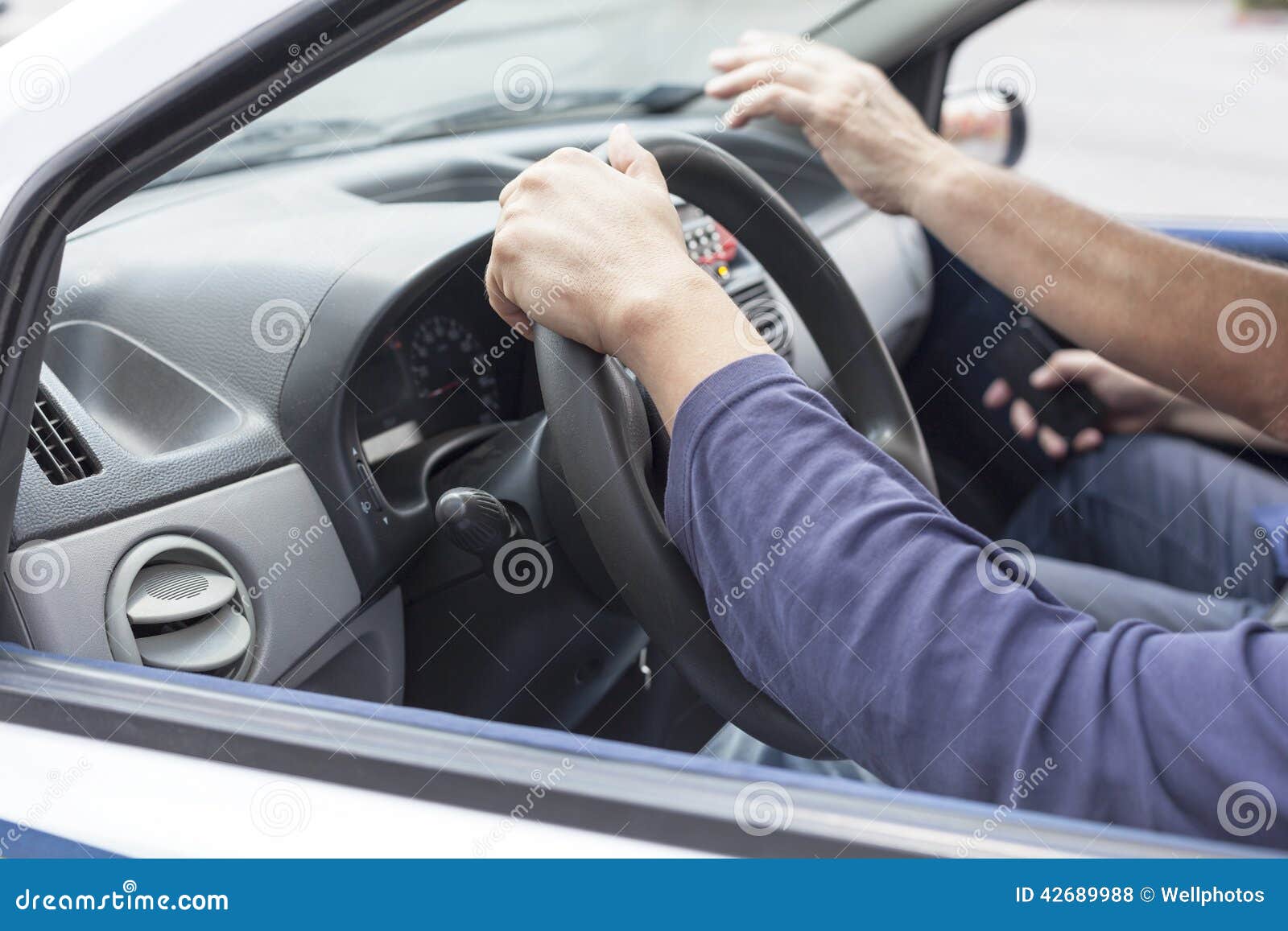 Aprendizagem Conduzir Um Carro Foto de Stock - Imagem de escola, posse ...