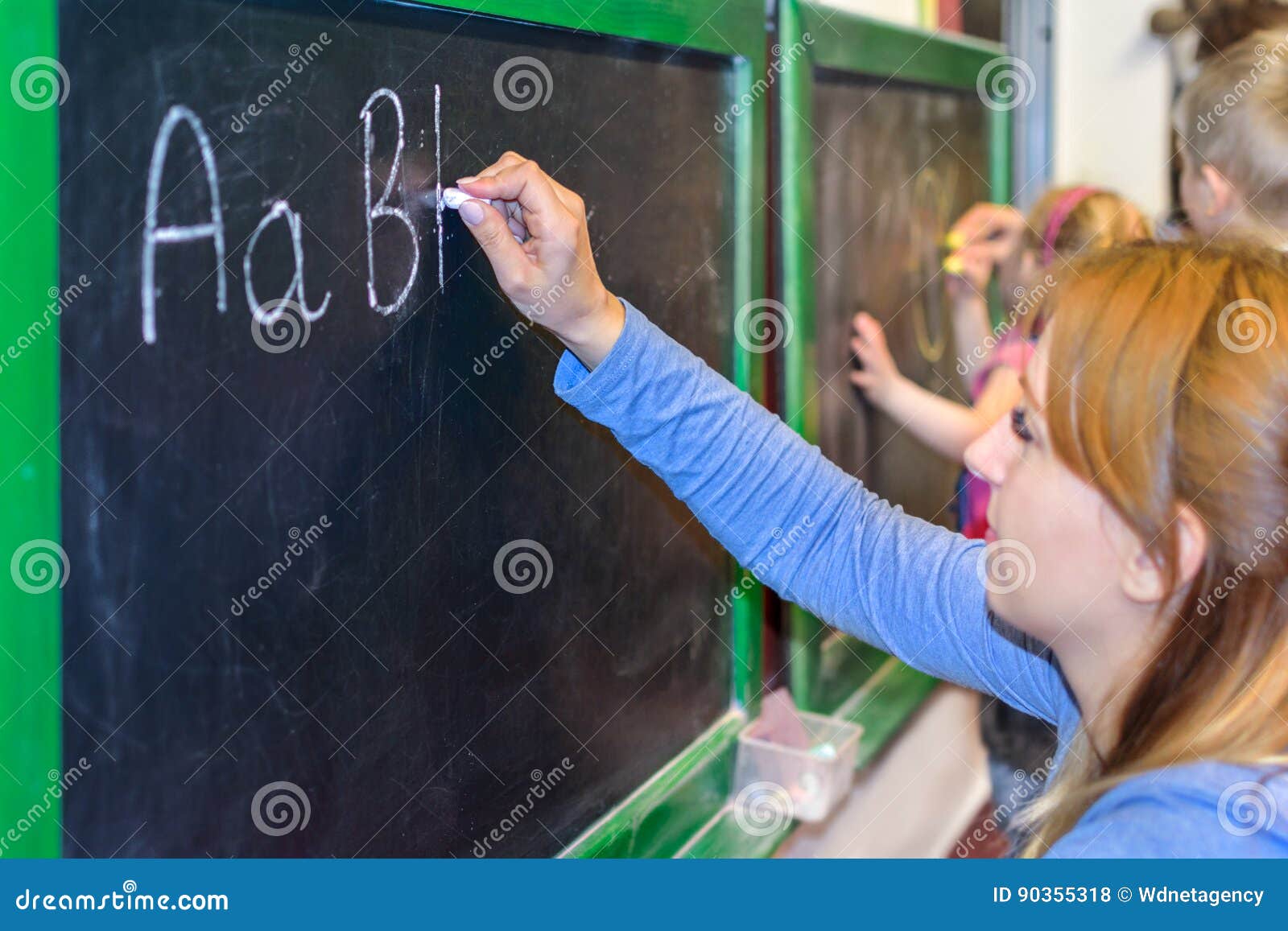 Aprendizaje Escribir ABC En La Pizarra Foto de archivo - Imagen de mano ...