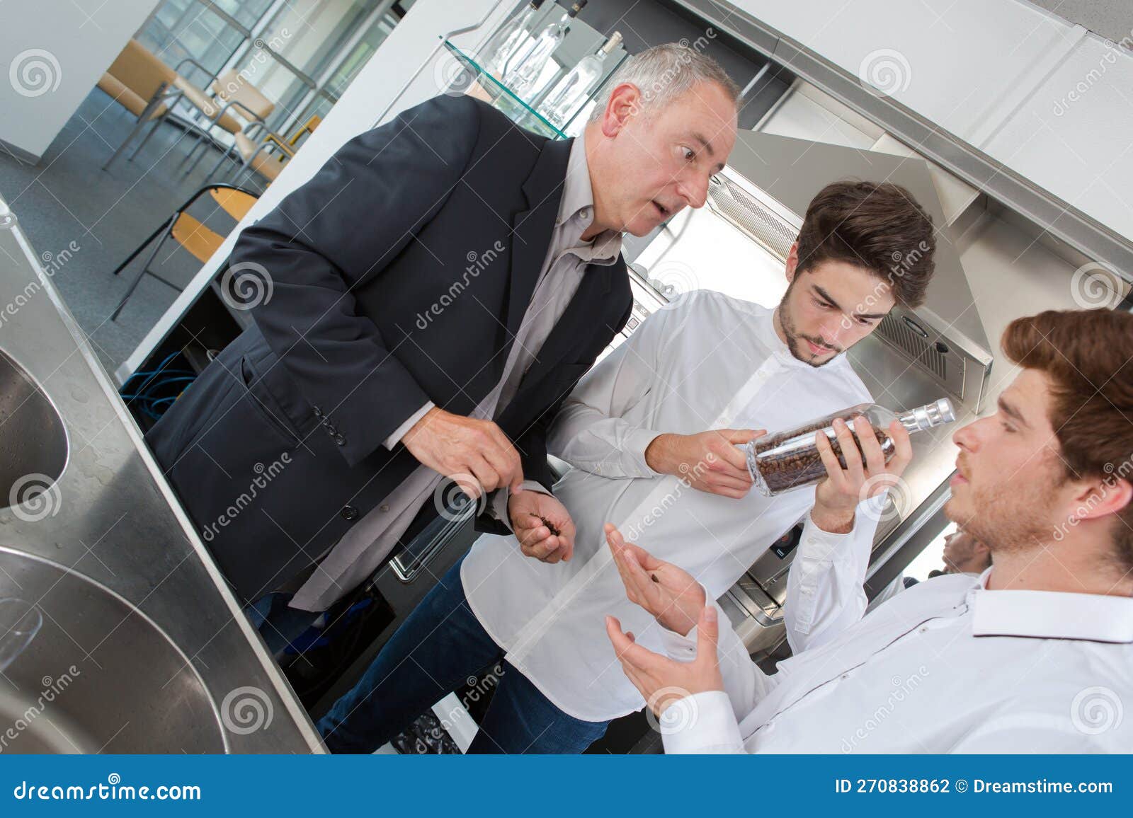 Aprendizes E Professores Bonitos Na Escola Foto de Stock - Imagem de ...