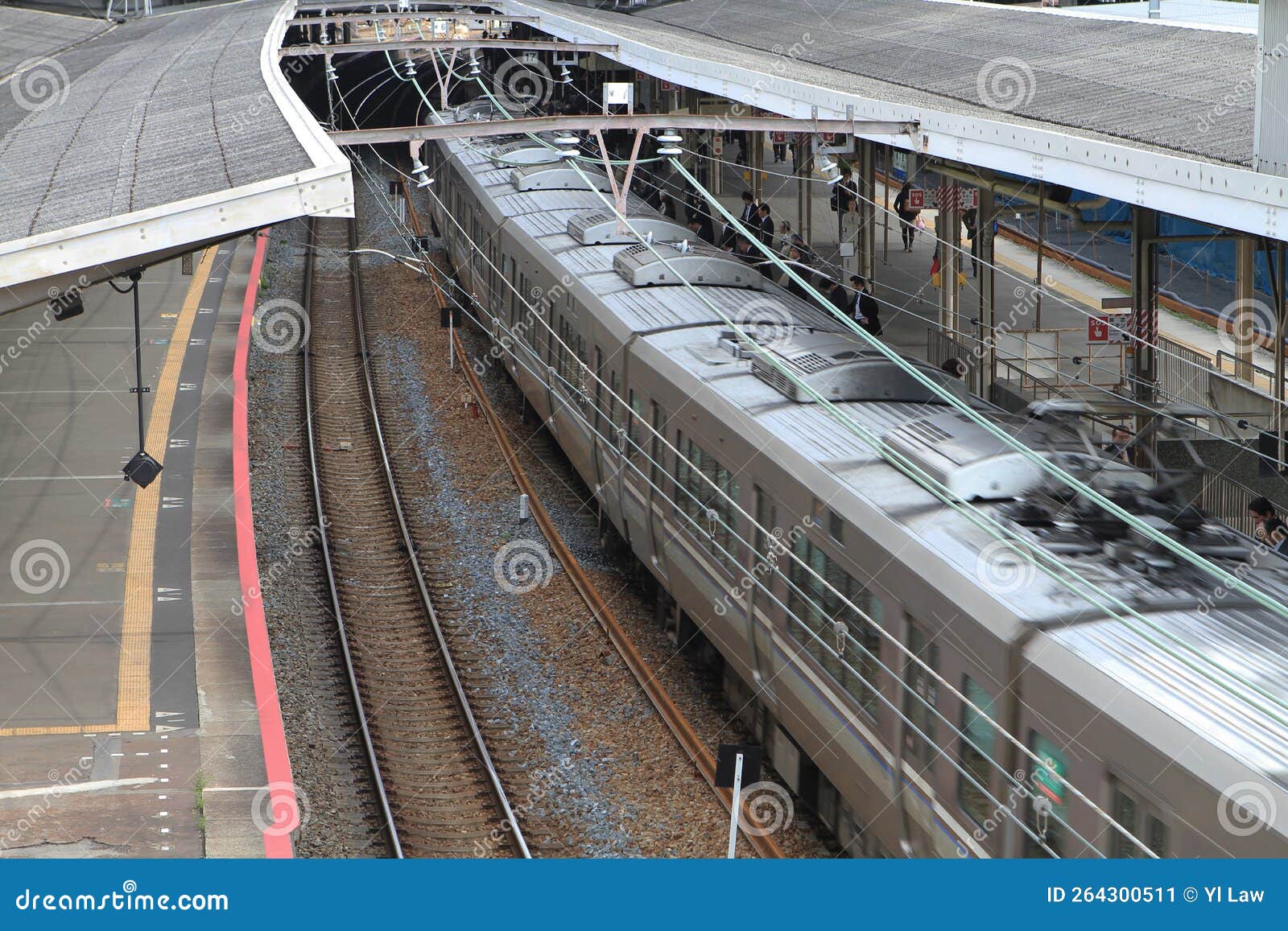 !platform in Shin Osaka Station Waiting the Train 13 April 2012 ...
