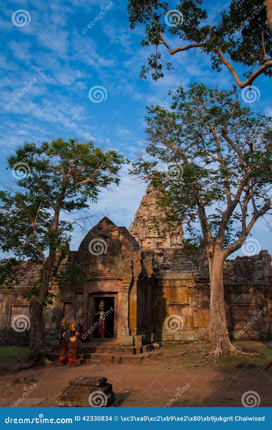Apsara Dancer in Old Khmer Ancient Temple Editorial Stock Image - Image ...