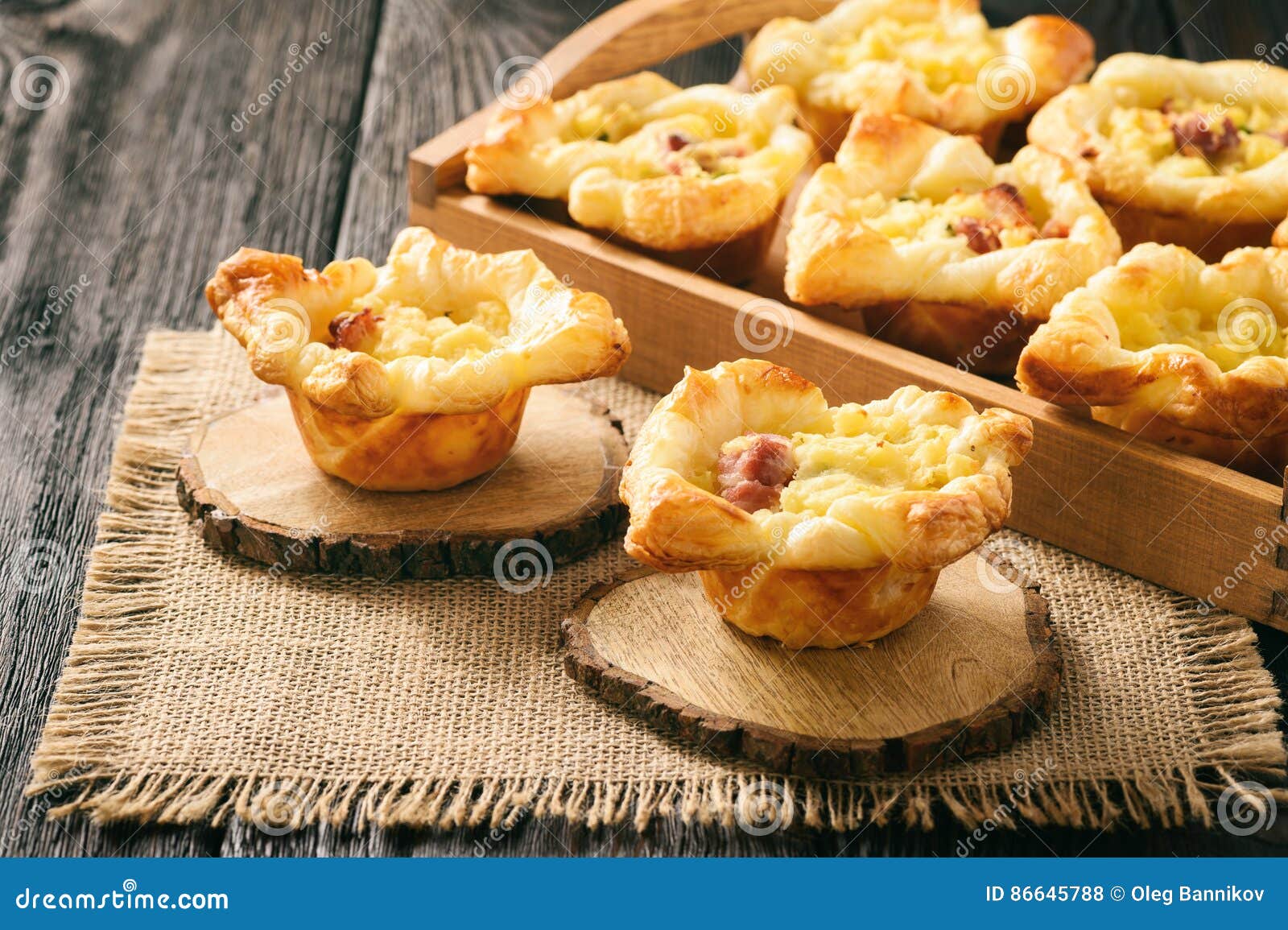 Aptitretare - Mini- Pajer Med Mosad Potatisar, Bacon Och Ost Arkivfoto ...