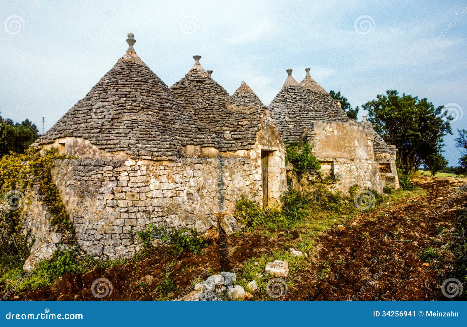Apulian tradicional Trulli imagen de archivo. Imagen de cielo - 34256941