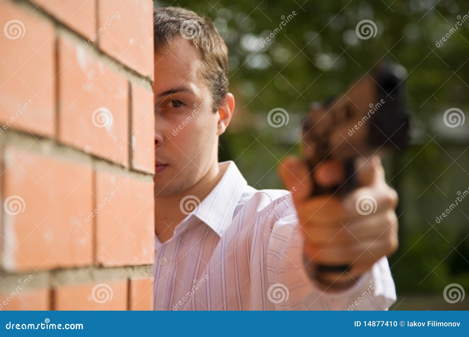 Apuntar al hombre foto de archivo. Imagen de crimen, seguridad - 14877410