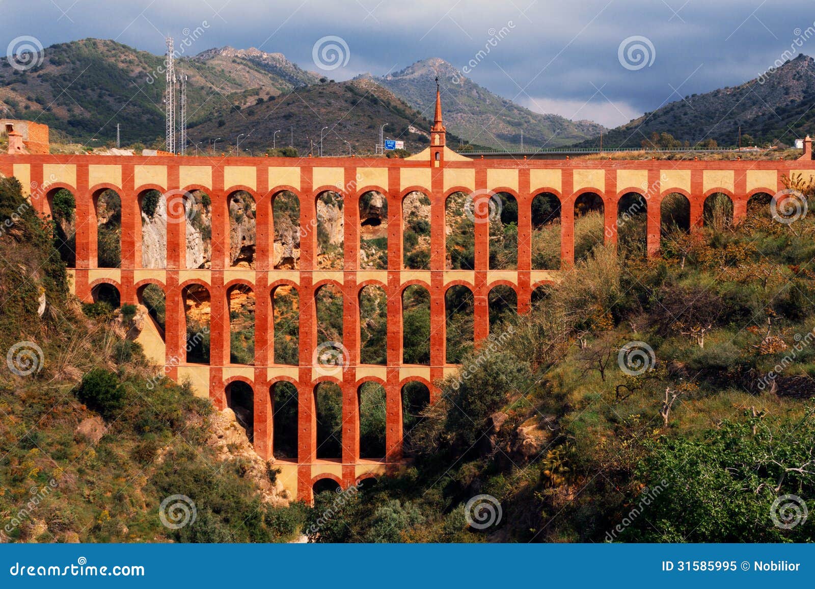 Aqueduc image stock. Image du architecture, monument - 31585995