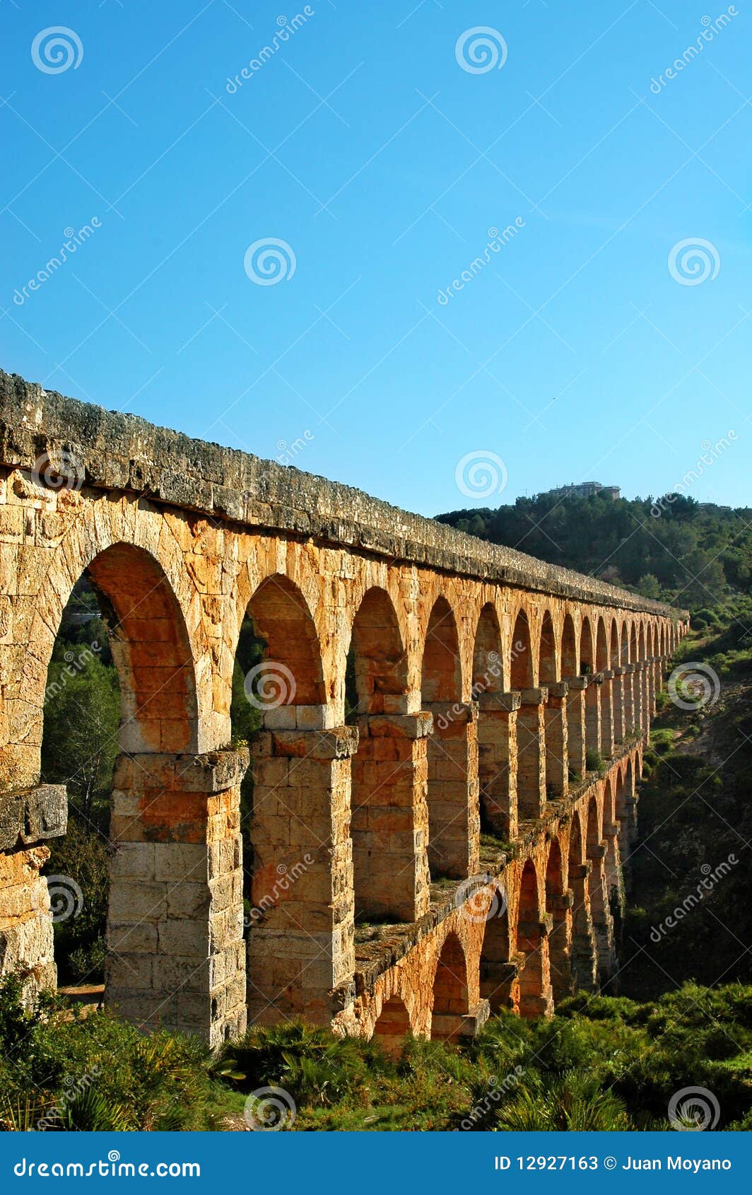Aqueduc romain image stock. Image du construction, aqueducs - 12927163