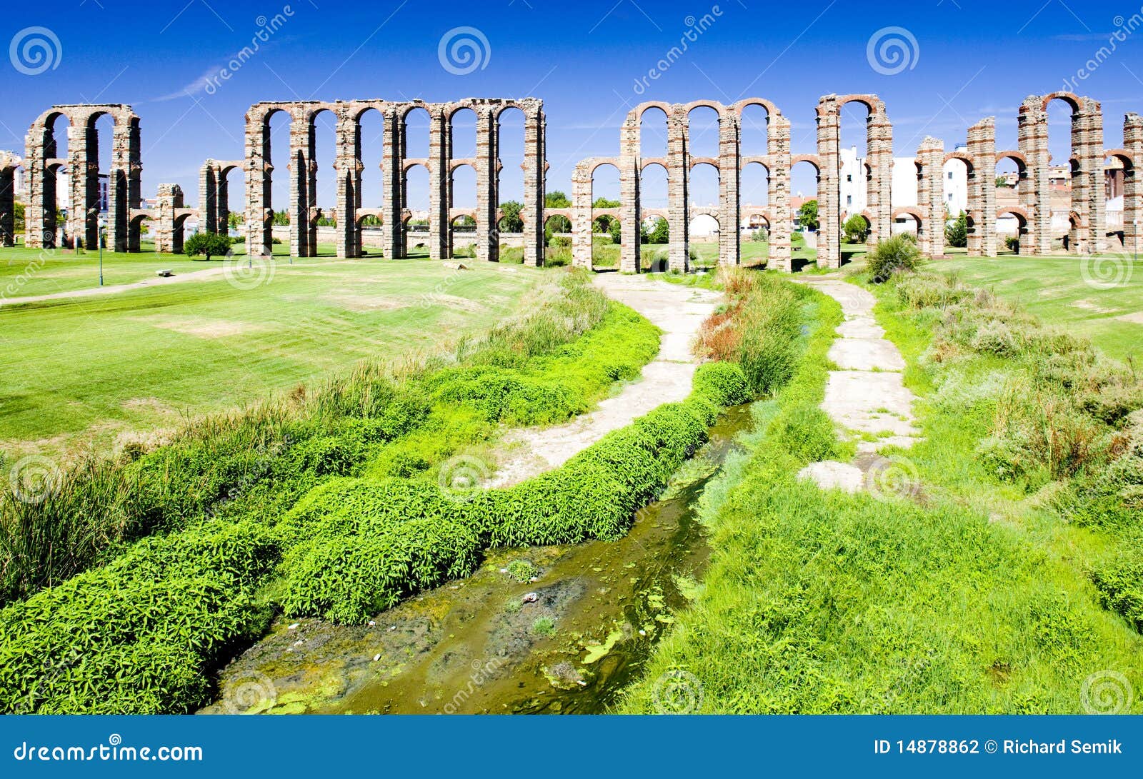 Aqueduct in Merida stock photo. Image of exteriors, heritage - 14878862