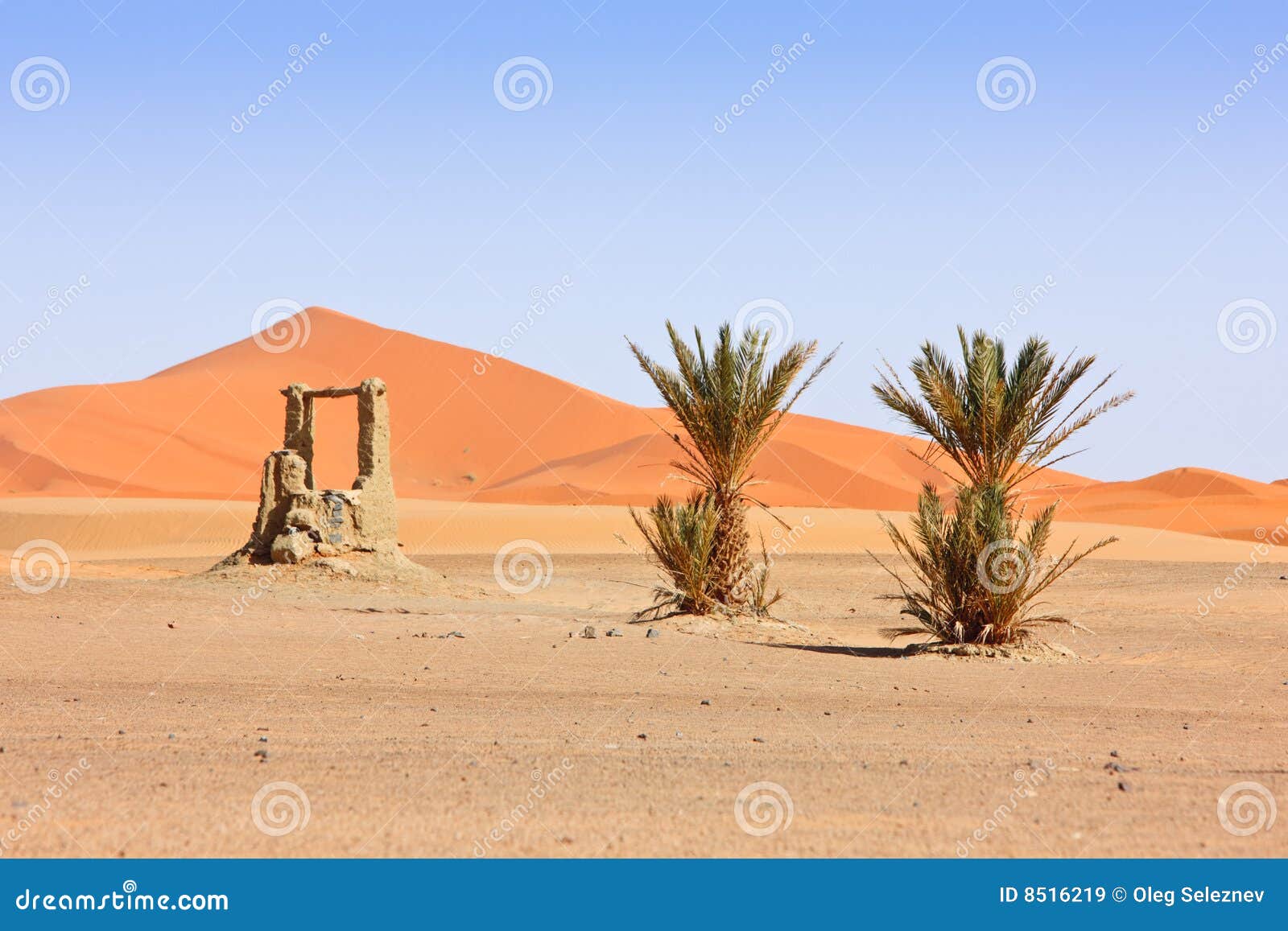 Arabian Sand Dunes and Fountain Stock Image - Image of middle, empty ...