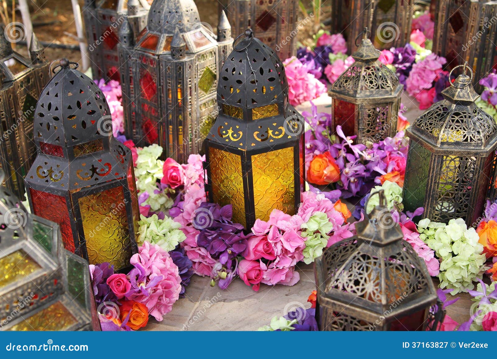 Arabische lamp met bloemen stock afbeelding. Image of lantaarn - 37163827