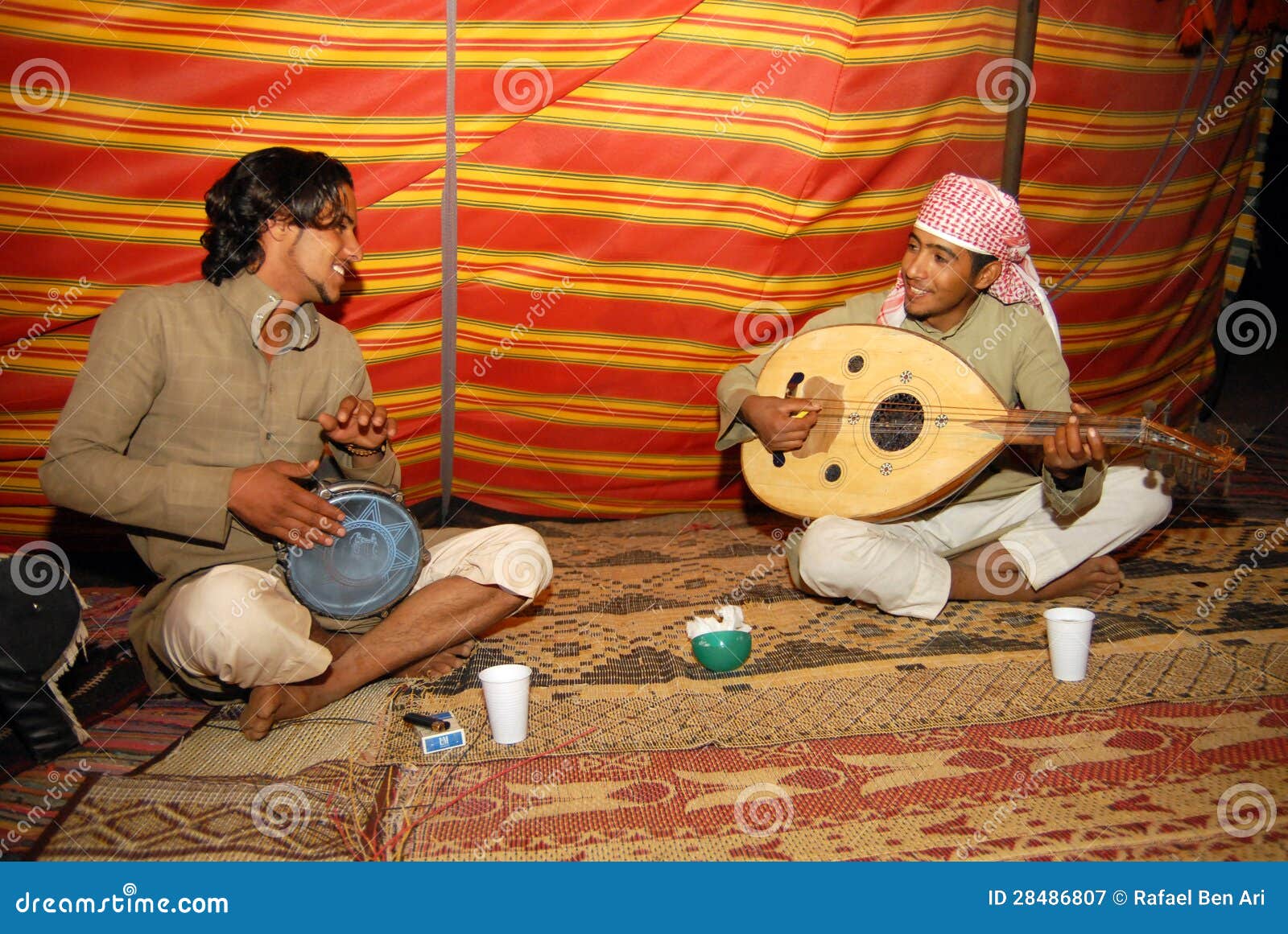 Arabische Musik redaktionelles stockfotografie. Bild von männer - 28486807