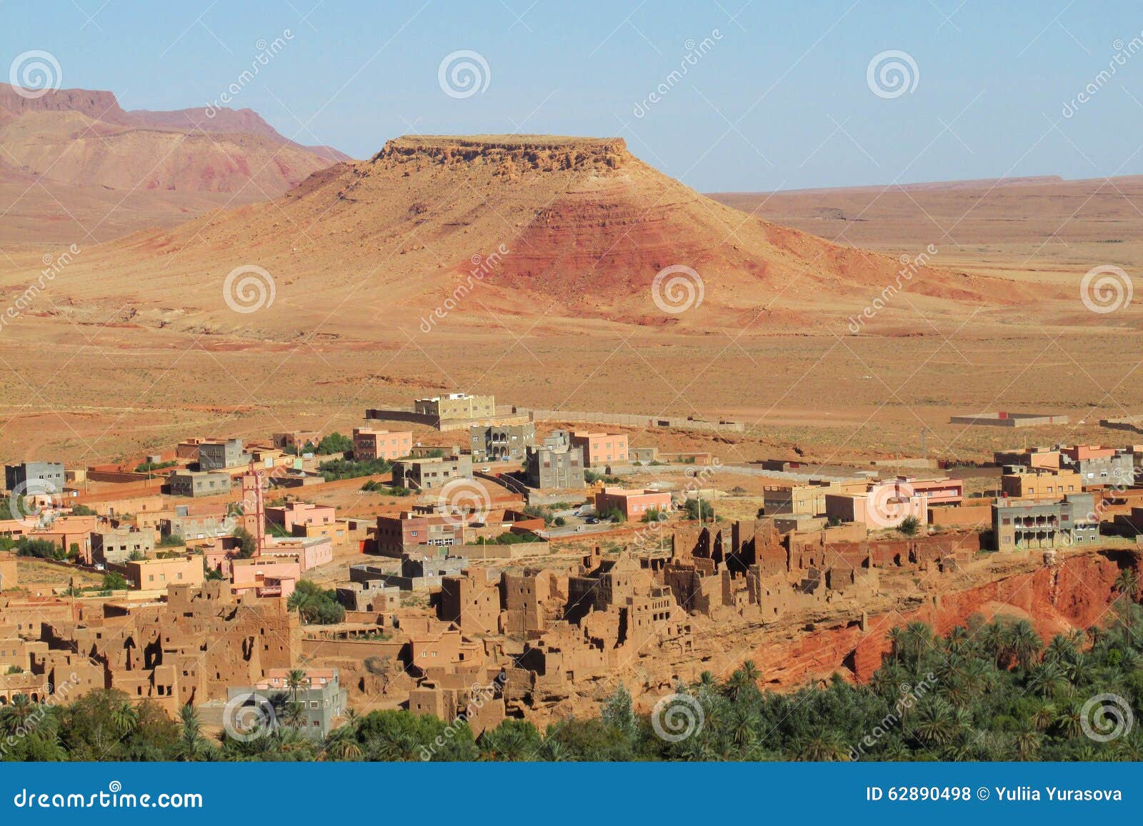 Arabische Stad in De Oase Van Woestijnbergen Stock Foto - Image of ...