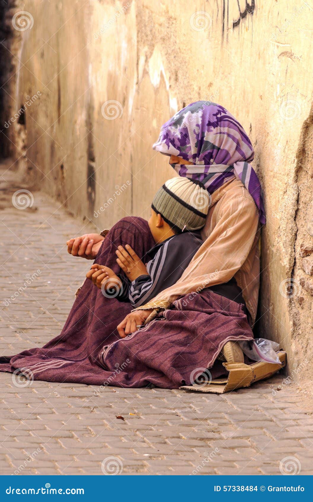 Arabische Vrouw Met Kind Het Bedelen Redactionele Stock Afbeelding ...