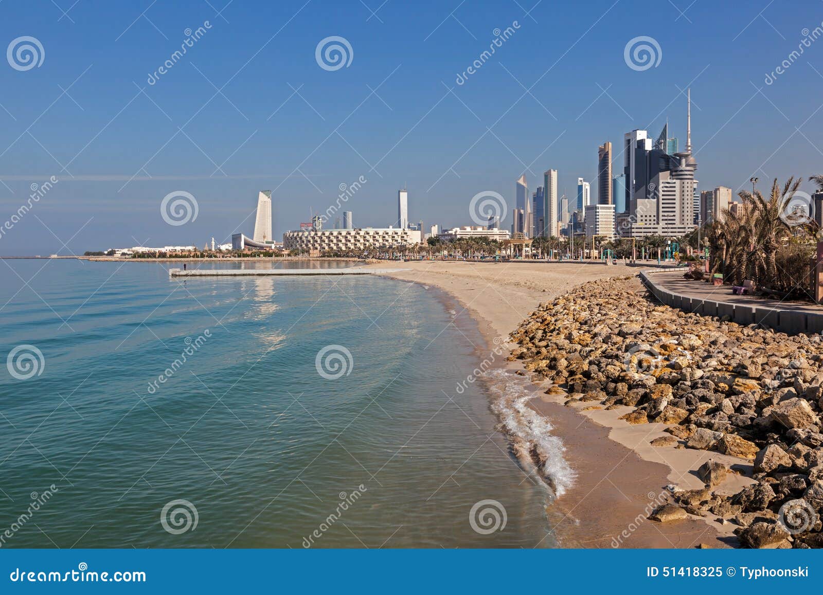 Arabischer Golfstrand Und Die Skyline Von Kuwait Stockbild - Bild von ...