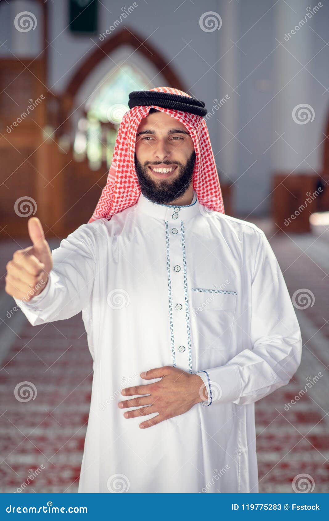 Arabischer Mann, Der Sich Daumen an Der Moschee Zeigt Stockbild - Bild ...