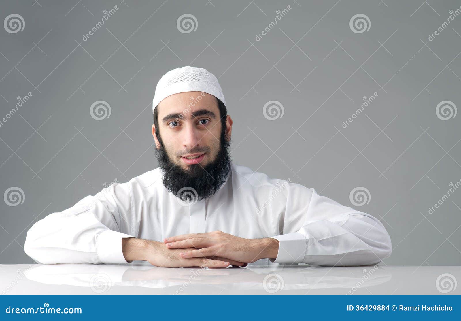 Arabischer Moslemischer Mann Mit Einem Buschigen Bart Stockfoto - Bild ...