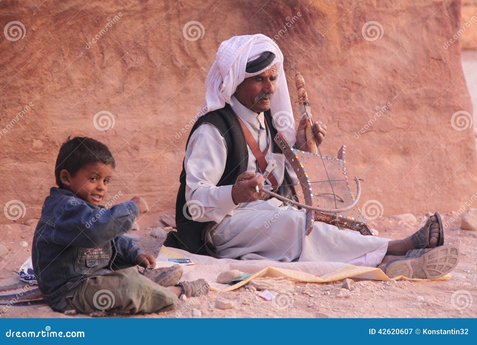 Arabischer Musiker in PETRA, Jordanien Redaktionelles Stockfotografie ...