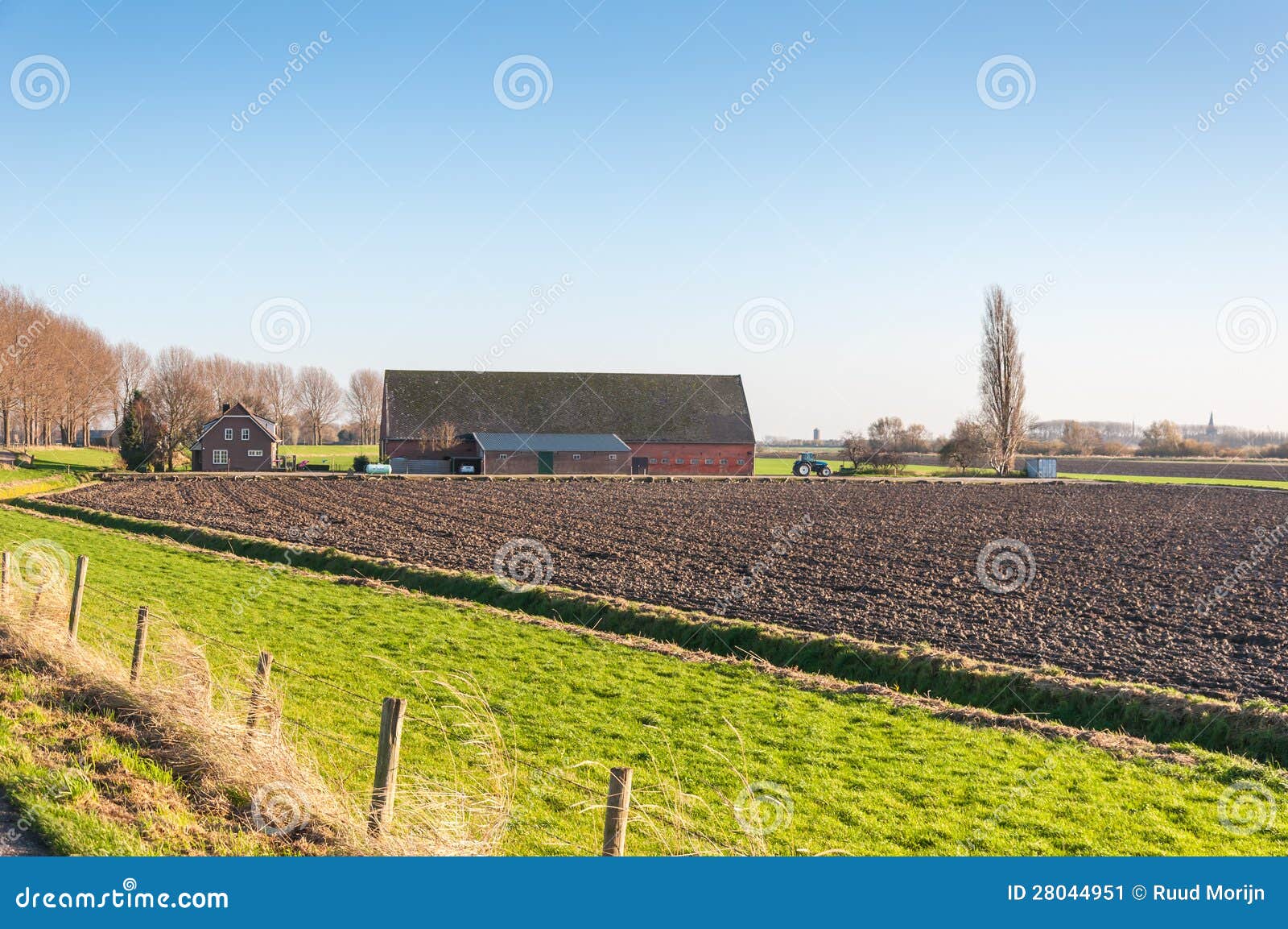 Arable Farm and Barn in Autumn Stock Image - Image of farm, building ...