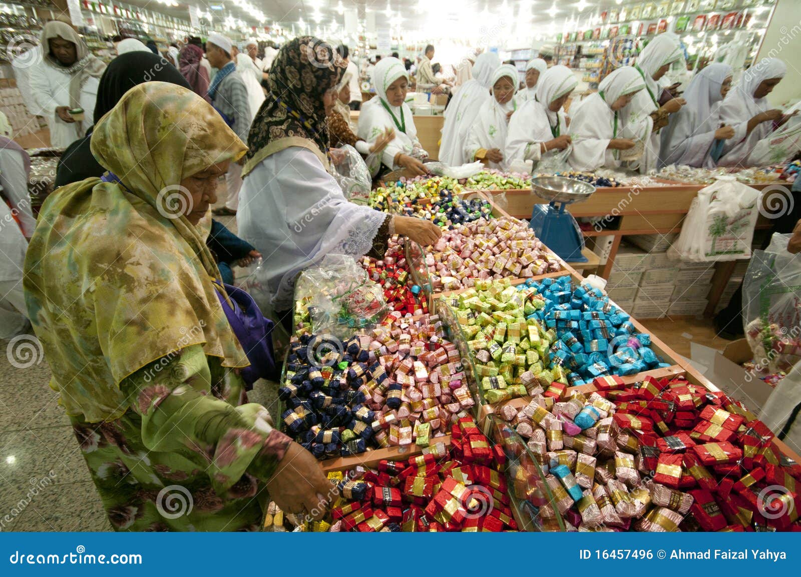 Arabs sell sweets editorial photo. Image of ground, arab - 16457496
