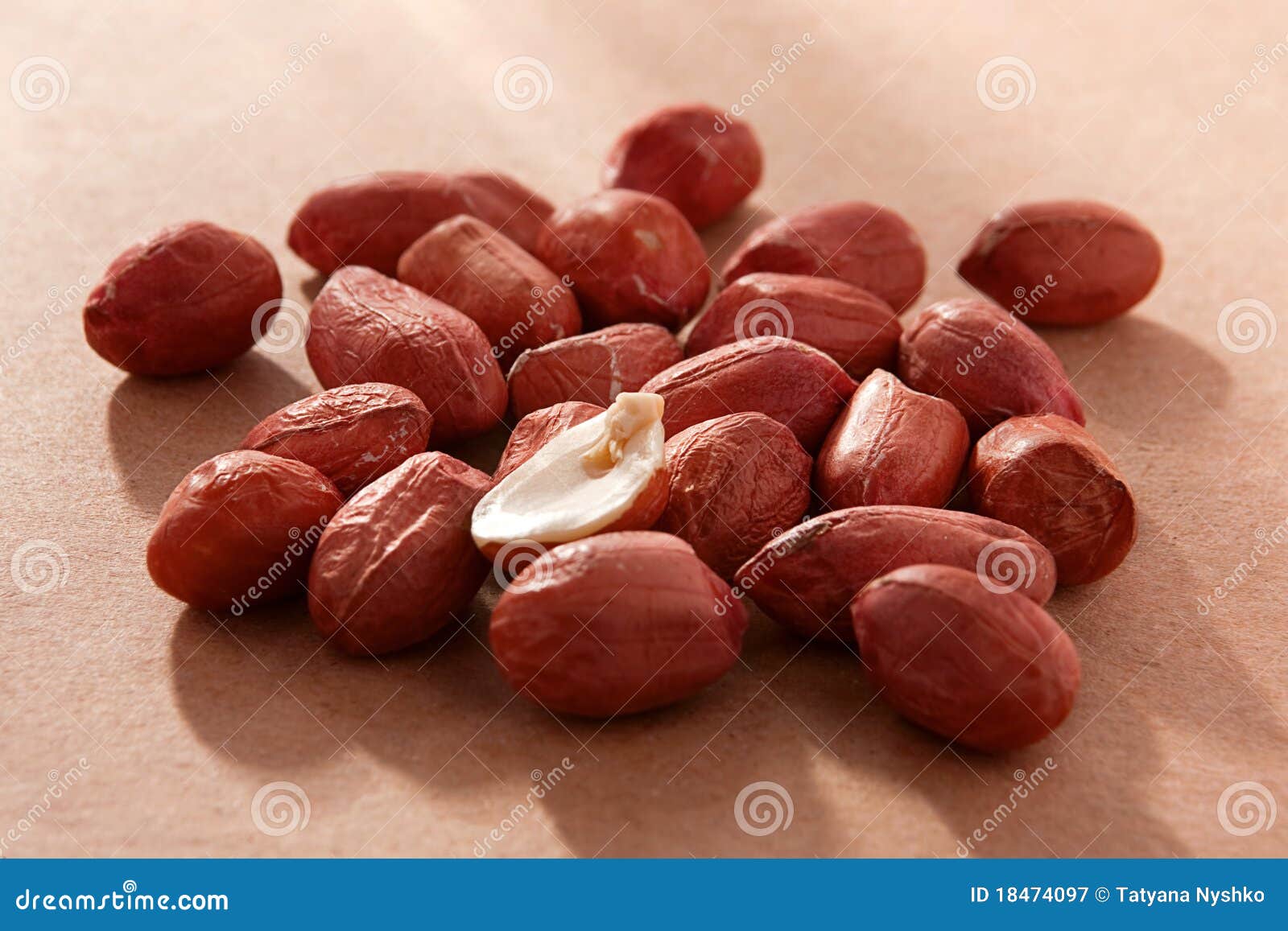 Arachide sur le brun image stock. Image du arachide, fermer - 18474097