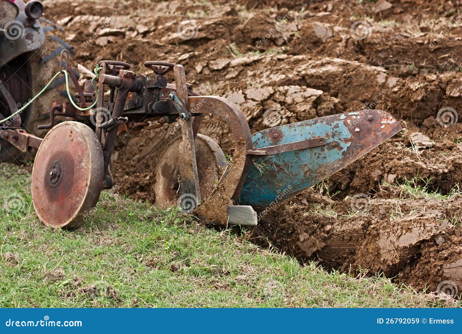 Arado con un arado viejo imagen de archivo. Imagen de farmland - 26792059