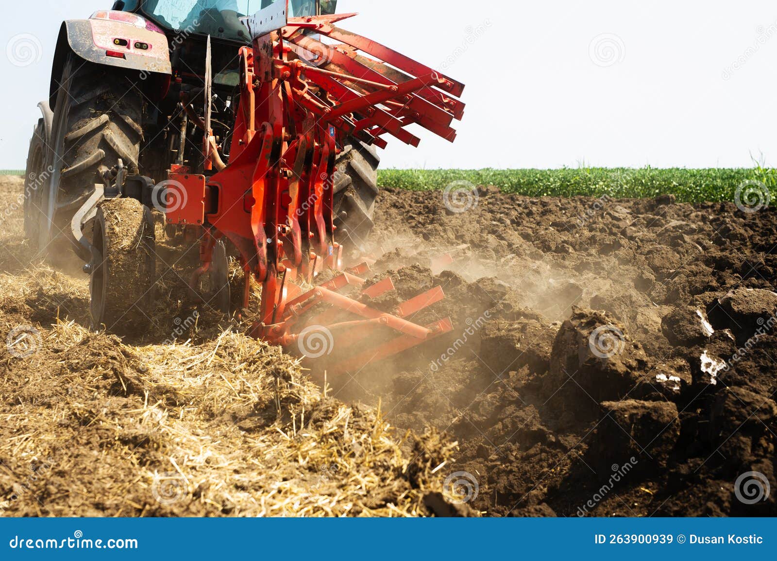 Arado de tractores imagen de archivo. Imagen de arado - 263900939